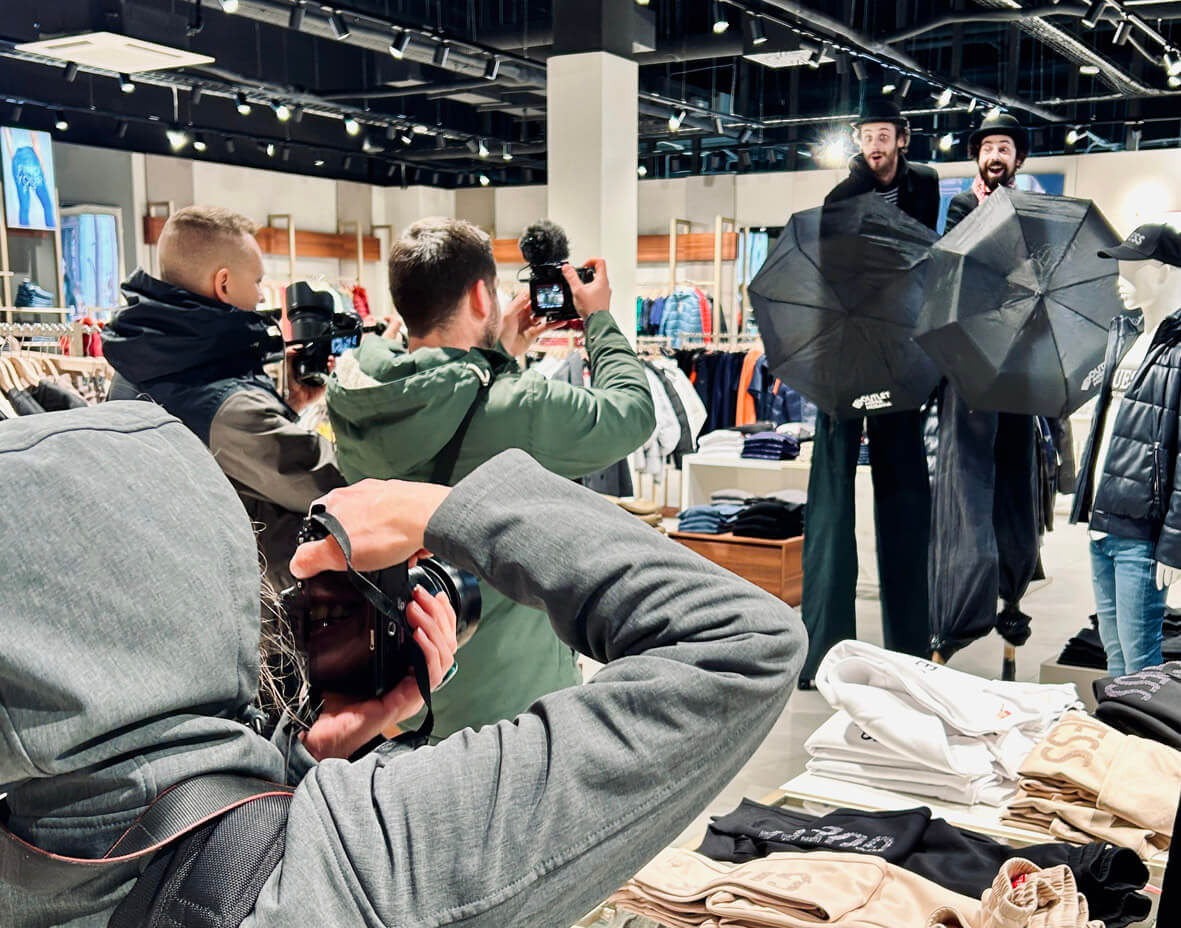 Chůdaři – Oslava – Outlet Arena Moravia, Ostrava - Yellowpro